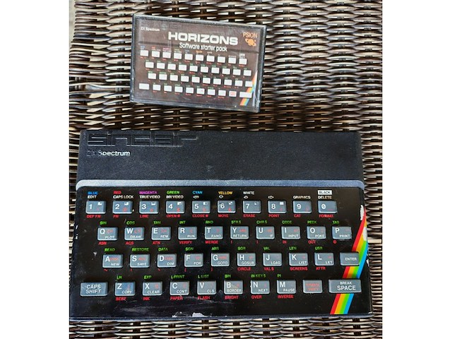 Sinclair ZX Spectrum retro računar sa kasetom