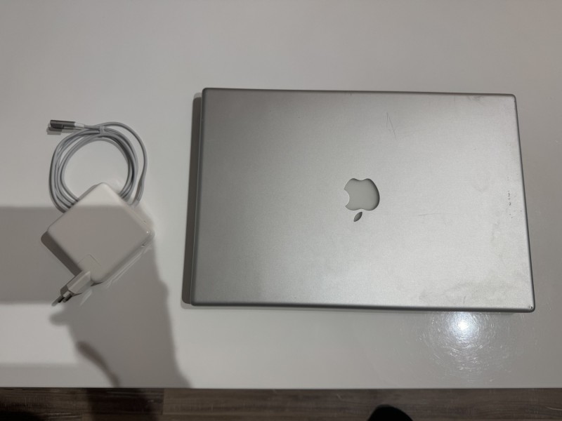 Macbook A1226 sa punjačem