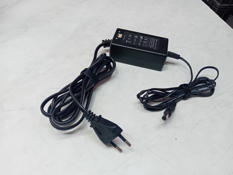 adapter 12v 2a ispravan 5,5x2,1mm power supply