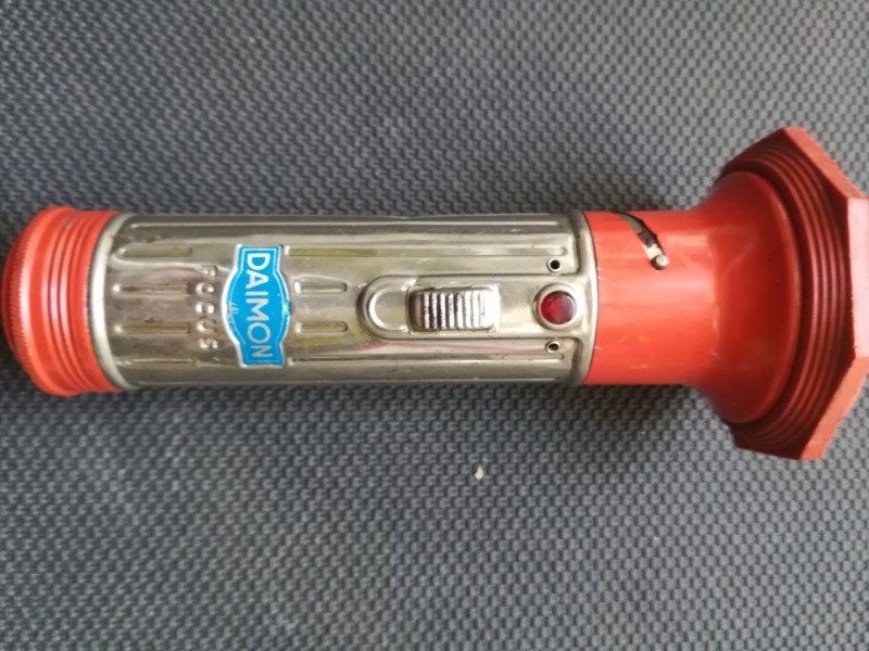 Stara baterijska lampa DAIMON FOCUS