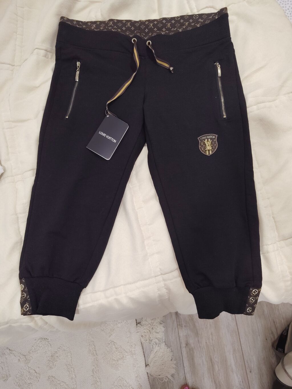 Nove, Turske, Ženske sportske pantalone – crne, sa detaljima u