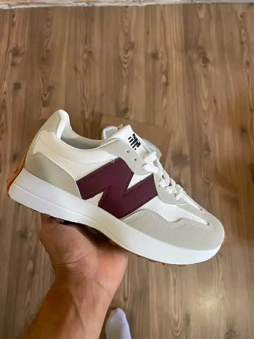 Patike New Balance 327 – bele sa bordo „N“ logom -Gornjište