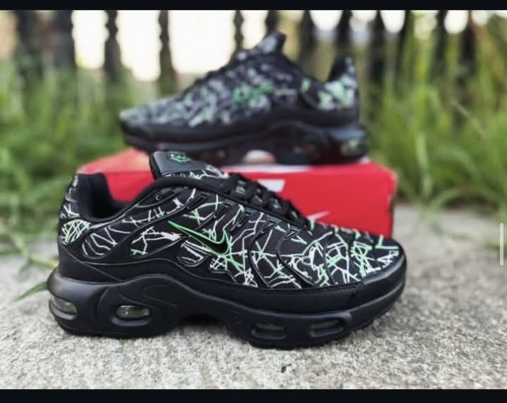 Nike Air Max Plus (TN) patike – crna osnova sa zeleno‑belim