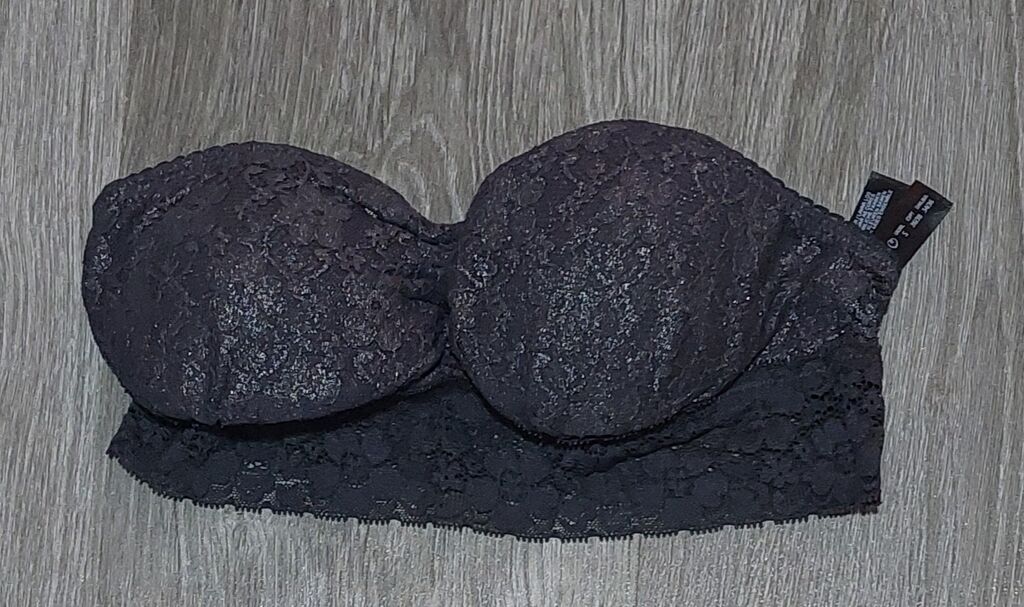 Čipkani strapless grudnjak – crni - Model: bandeau/strapless, bez