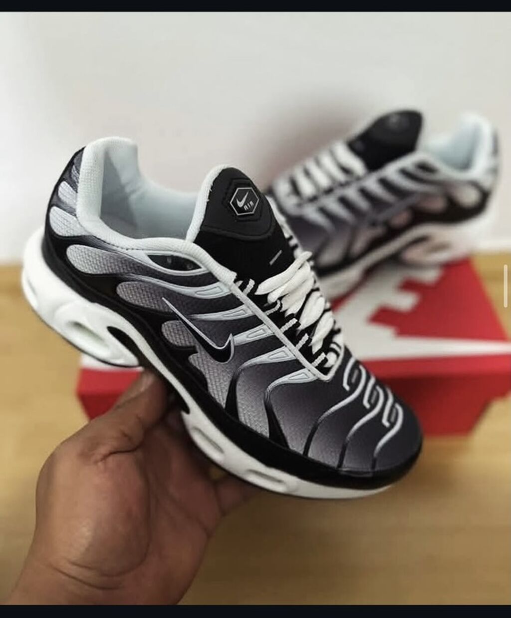 Nike Air Max Plus (Tuned Air) patike – crno‑sivo‑beli gradijent -