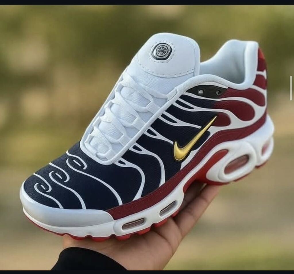 Patike Nike Air Max Plus (Tn) – crno/belo/crveno izdanje sa zlatnim