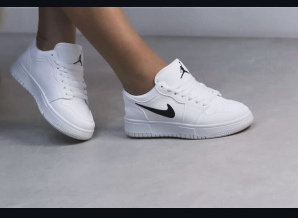 Bele sportske patike sa crnim Swoosh detaljem - Niski model, klasičan