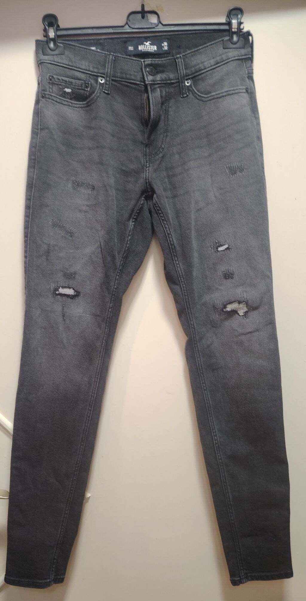 Hollister muške farmerke – sivi izbledeli denim sa „distressed”