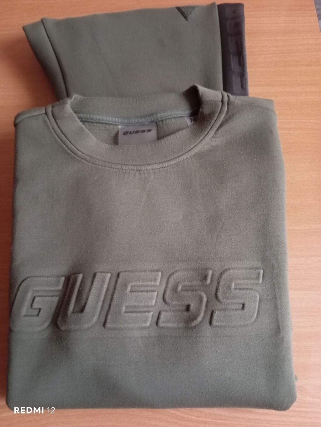 GUESS komplet trenerke – dukserica i donji deo u maslinasto zelenoj