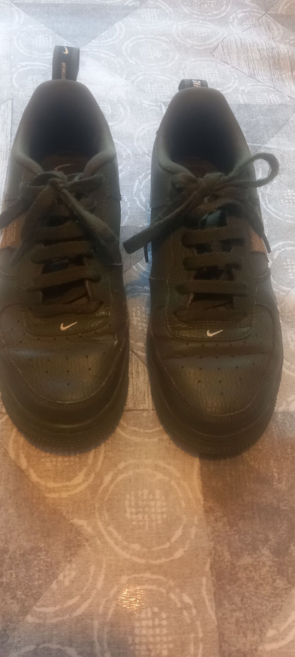 Patike Nike br 38. Original imaju malo oštećenje na desnoj panici od