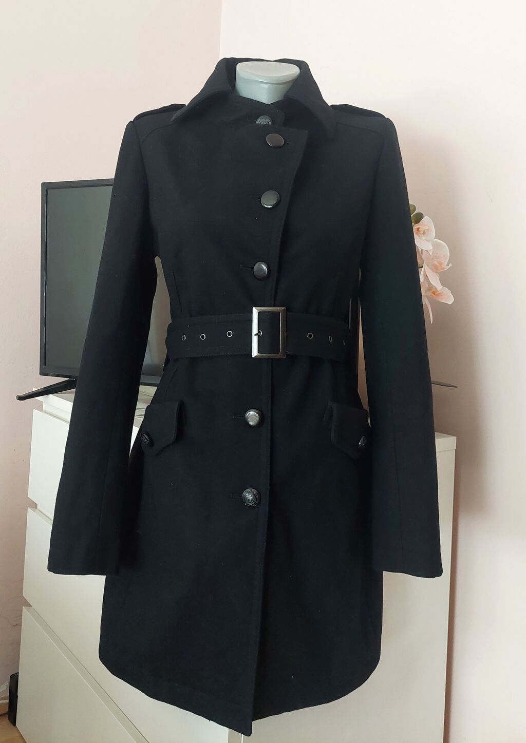 Ženski crni kaput sa kaišem - Klasičan, elegantan model do iznad