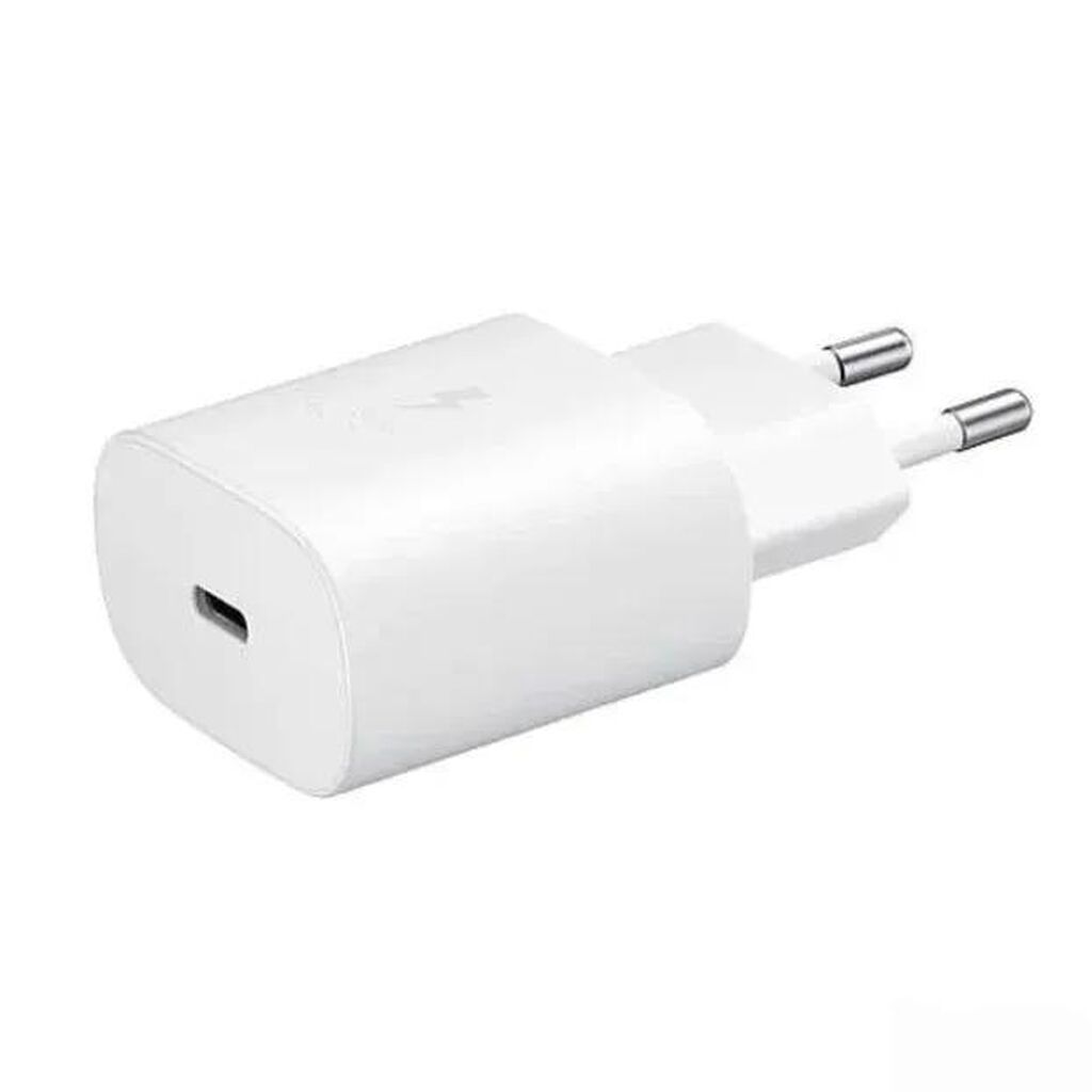 USB-C zidni punjač, kompaktan i lagan, bele boje. Ključne