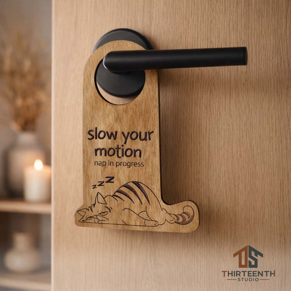 Drveni door sign “Slow Your Motion” – mačka, 17 cm | Thirteenth Studio
