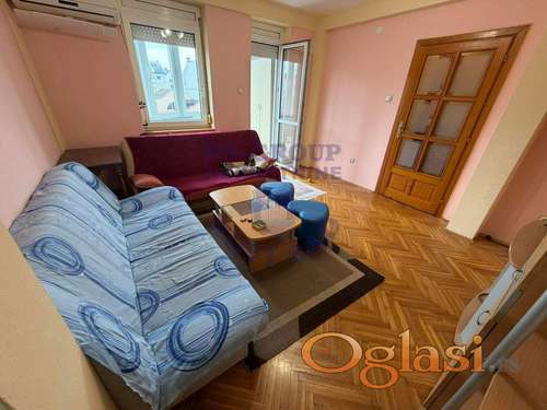 Prodaje se stan na Detelinari 64m2