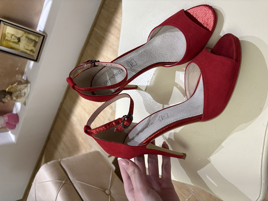 Crvene sandale na stiklu