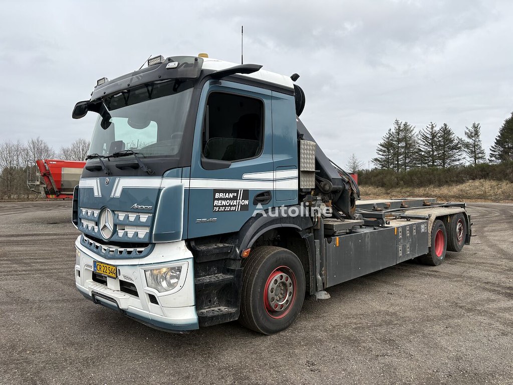 Mercedes-Benz Arocs 2546 kamion sa kukom za podizanje tereta