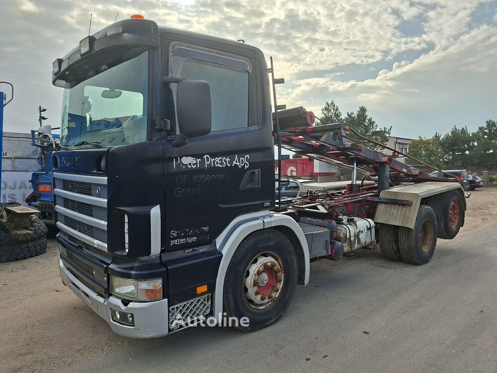Scania R124 kamion sa kukom za podizanje tereta