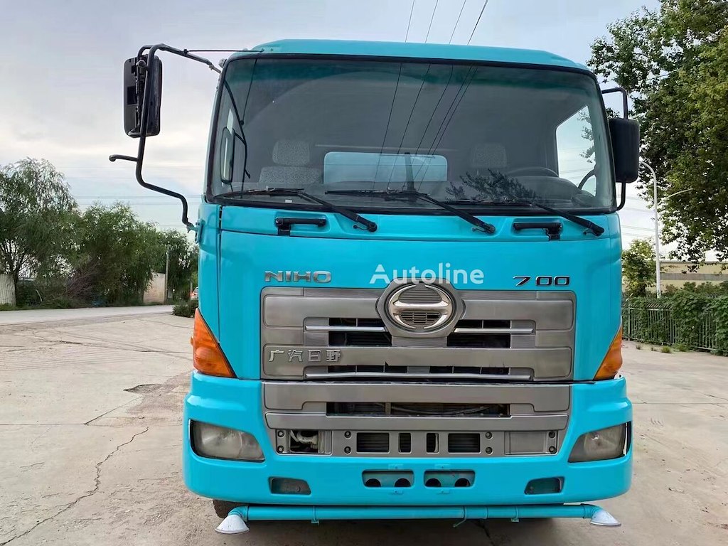 Hino 700 cisterna za pranje ulica