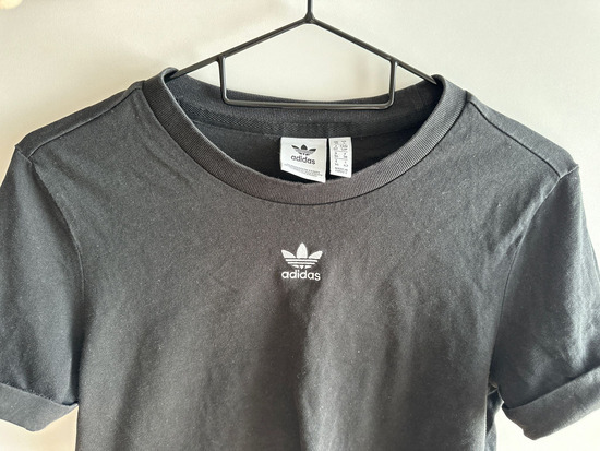 Adidas crna crop majica