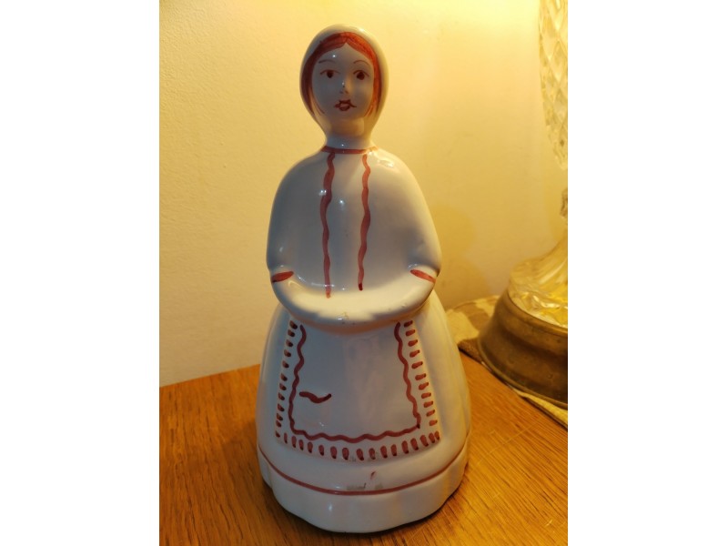 Porcelanska figura devojke