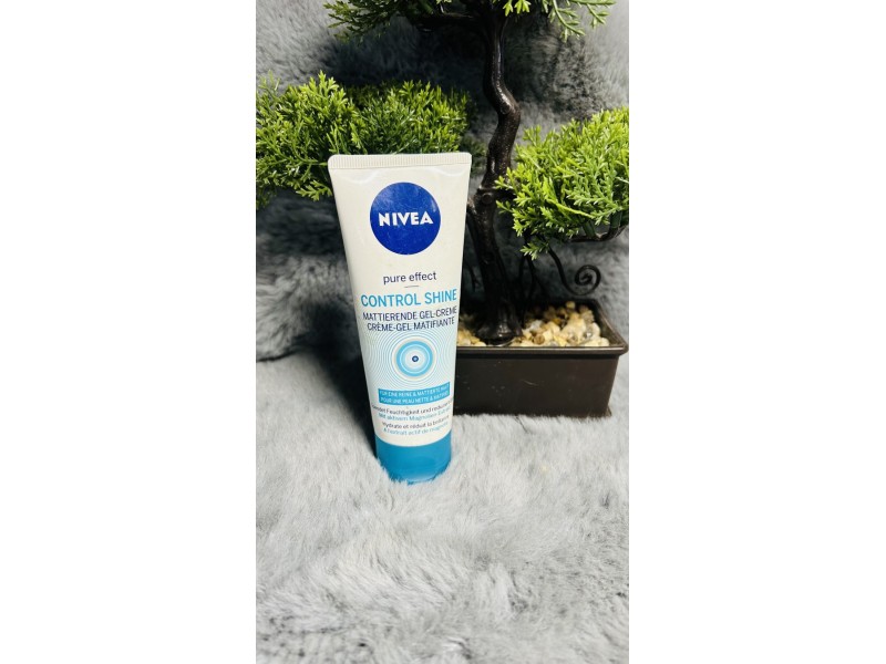 NIVEA matirajući gel-krema za lice.
