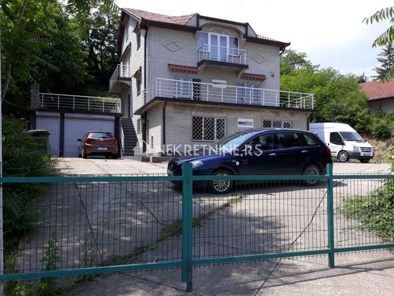 Izdaje se poslovno-stambeni objekat 450 m² + 16 ari dvorište — Leštane