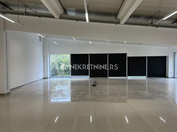 Izdaje se poslovni prostor 530m²