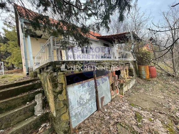 - Vikend kuća u Maradiku, odličan plac 1869m2 -