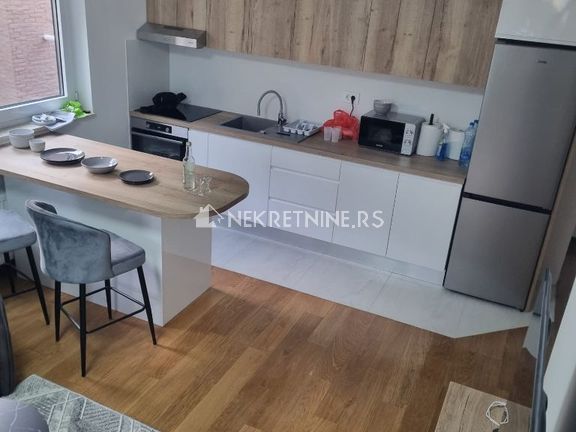 Nov, kompletno luksuzno namesten stan 45m² Novi Sad CENTAR, prvo useljenje