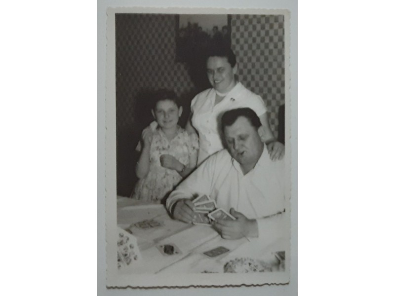 Vintage fotografija – Muškarac sa cigaretom igra karte