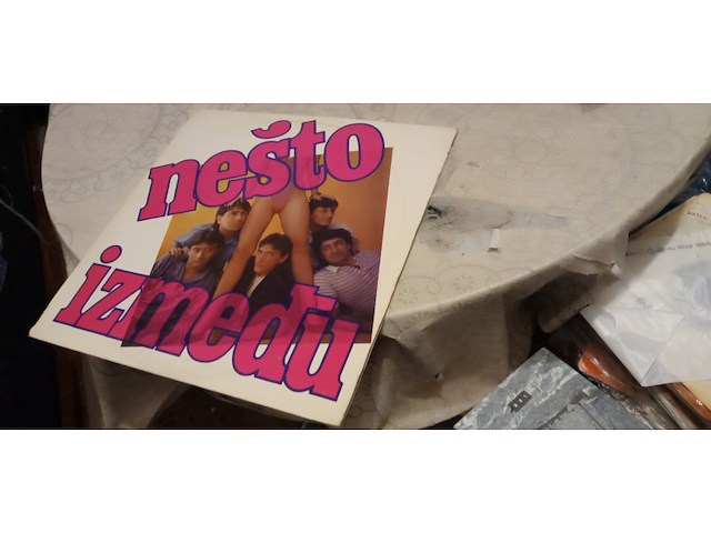 Nešto Između – Nešto Između