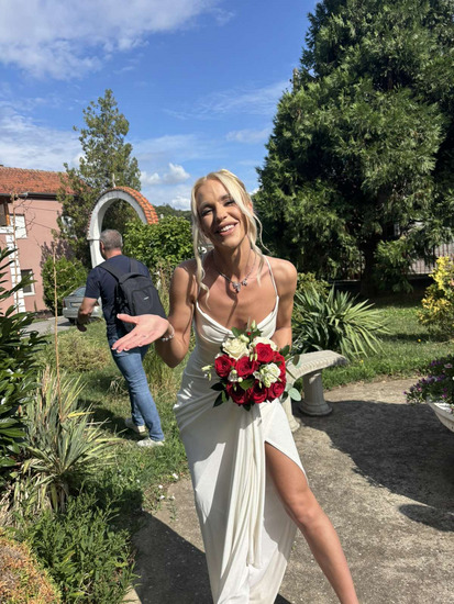 Bela svecana haljina