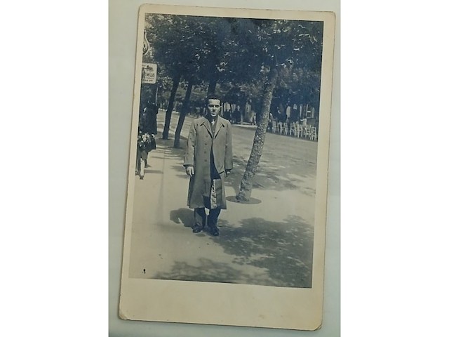 Gospodin na ulici u Zemunu 1937.