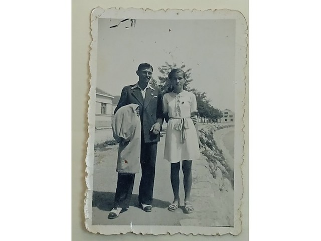Devojka i momak pored reke-Valjevo 1942.