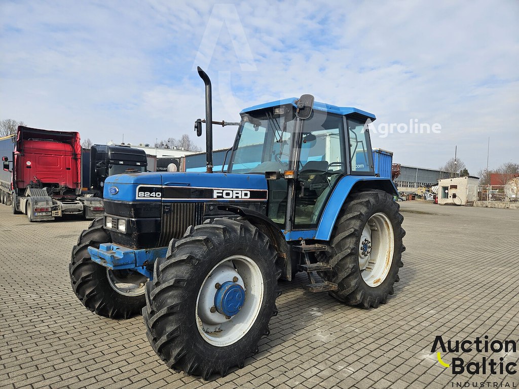 Prodaje se Ford 8240 traktor točkaš na aukciji