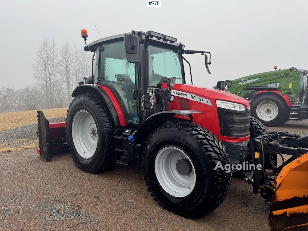 Massey Ferguson 5711M Dyna traktor točkaš