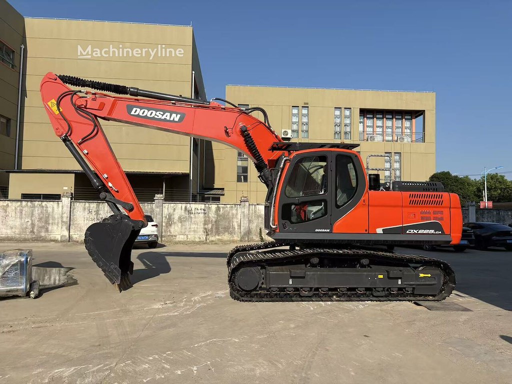 Doosan DX225 bager guseničar