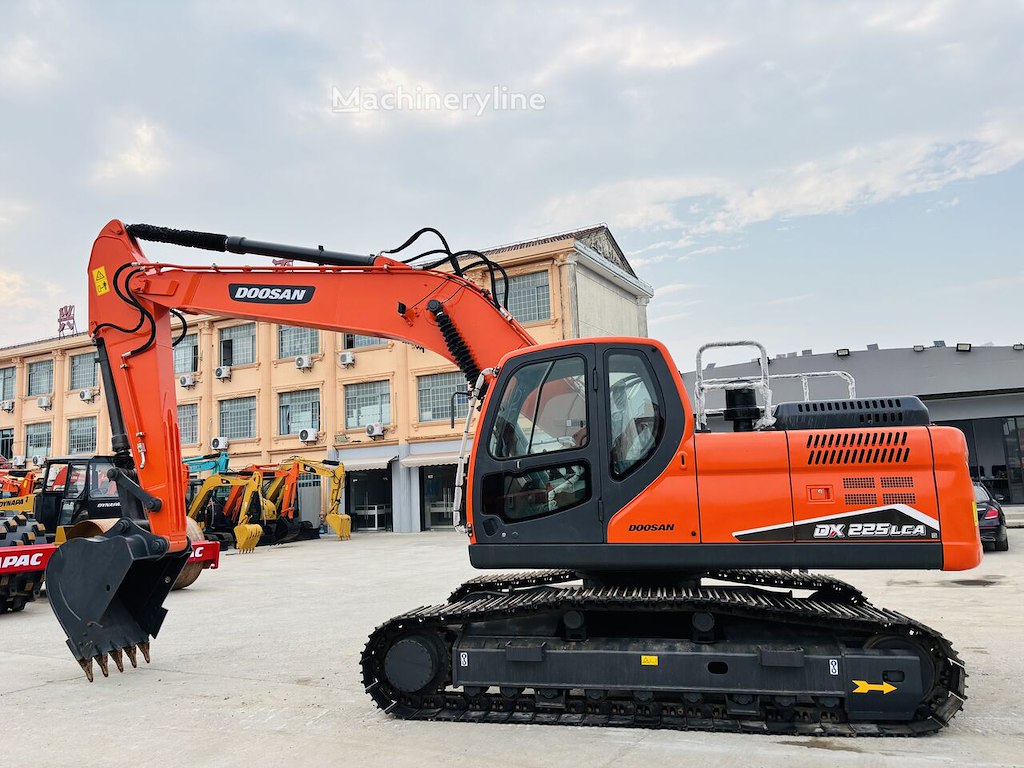 Doosan Dx225LC bager guseničar