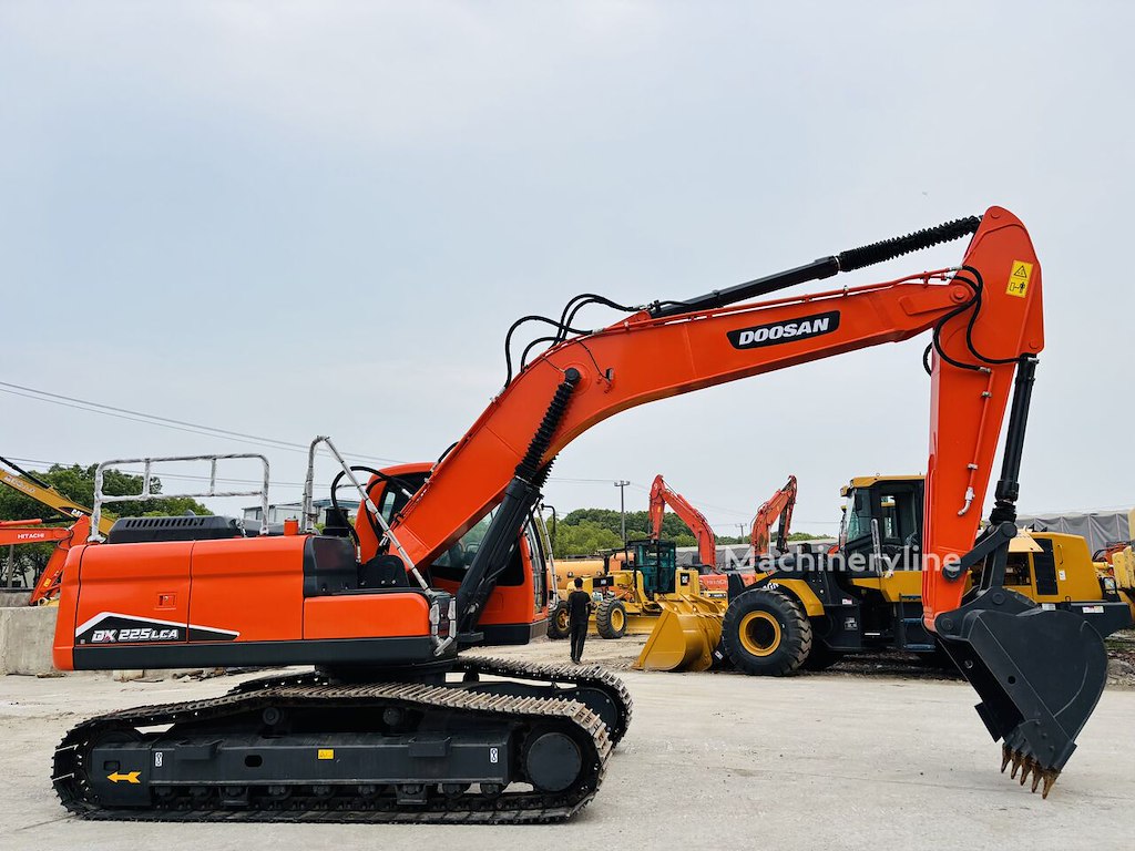 Doosan Dx225LC bager guseničar
