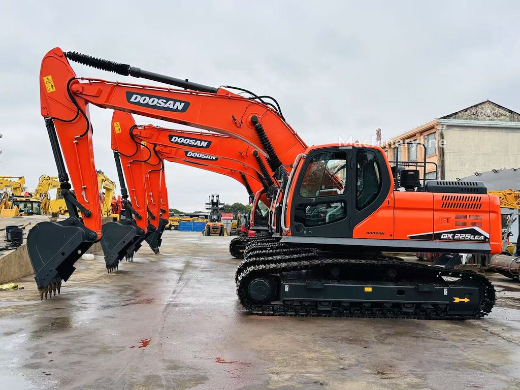 Doosan DX225LC bager guseničar