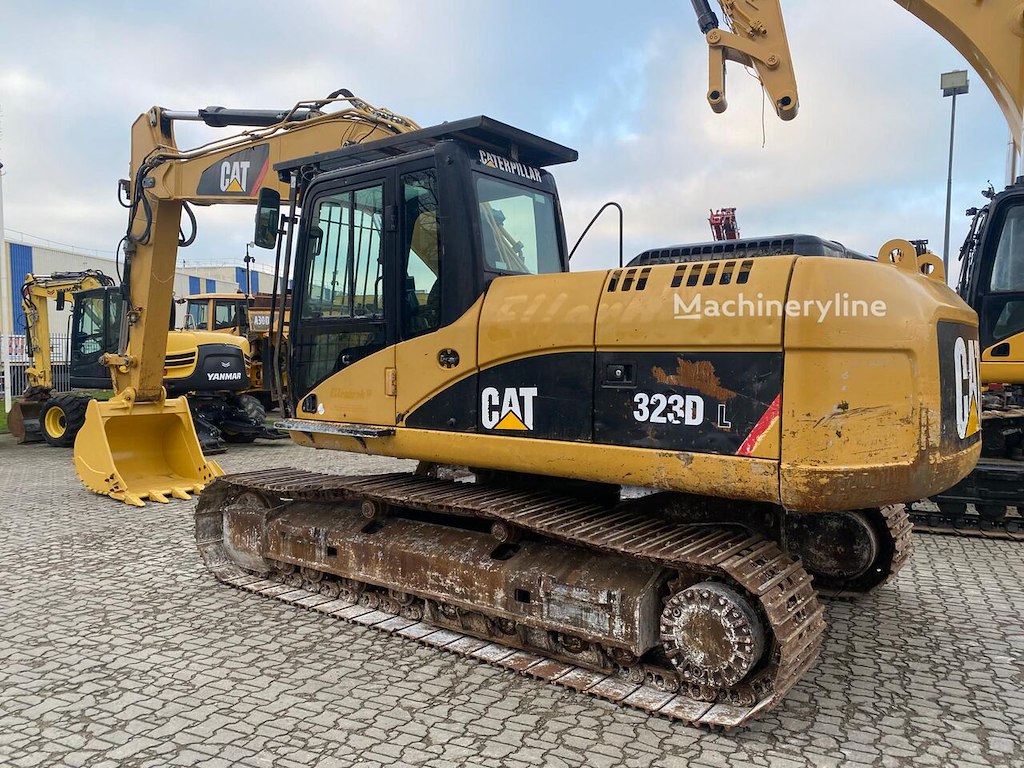 Caterpillar 323D . bager guseničar