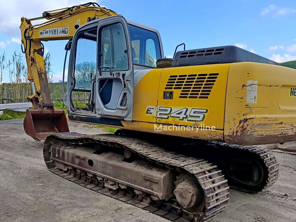 New Holland E245 bager guseničar