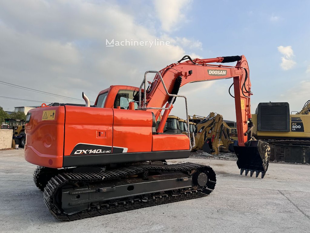 Doosan DX140 bager guseničar