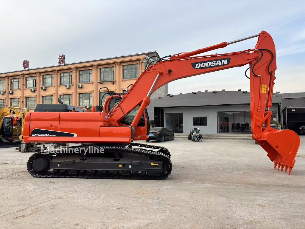 Doosan DX300 bager guseničar