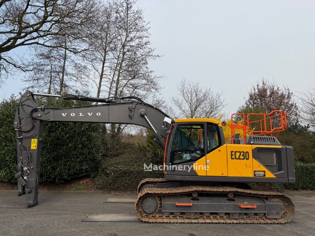Volvo EC 220 E bager guseničar