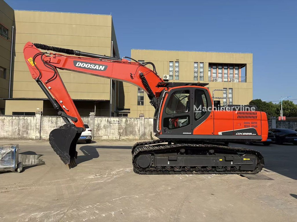 Doosan DX225 bager guseničar