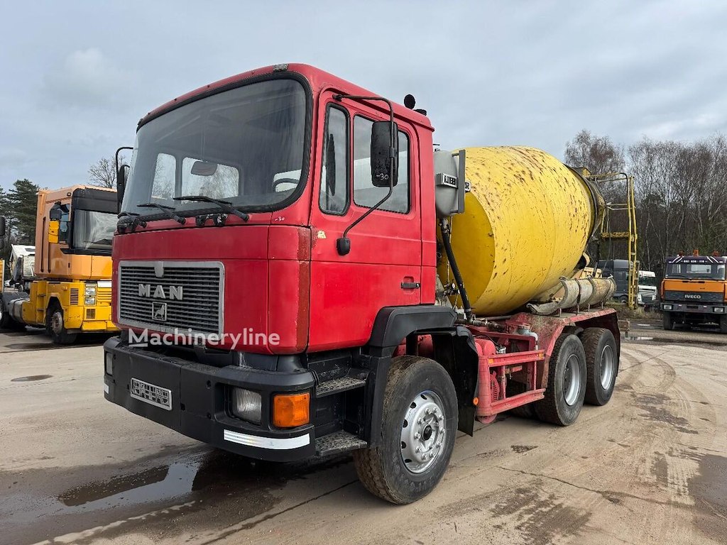 MAN 26.372 (BIG AXLE / STEEL SUSPENSION / 6 CYLINDER WITH MANUAL PUM kamion s mešalicom za beton