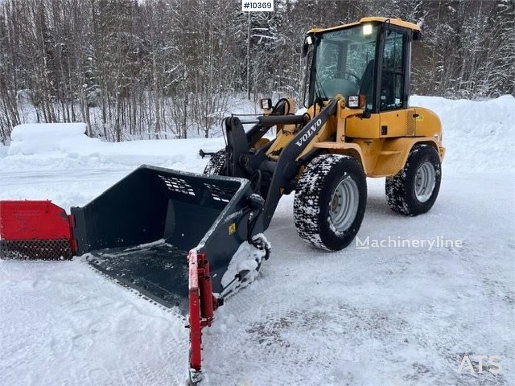 Volvo L30 B Pro Wheel Loader with Attachments prednji utovarivač