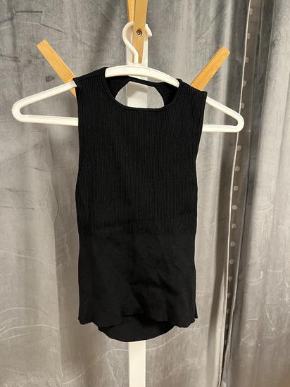 Zara top sa otvorenim leđima – M