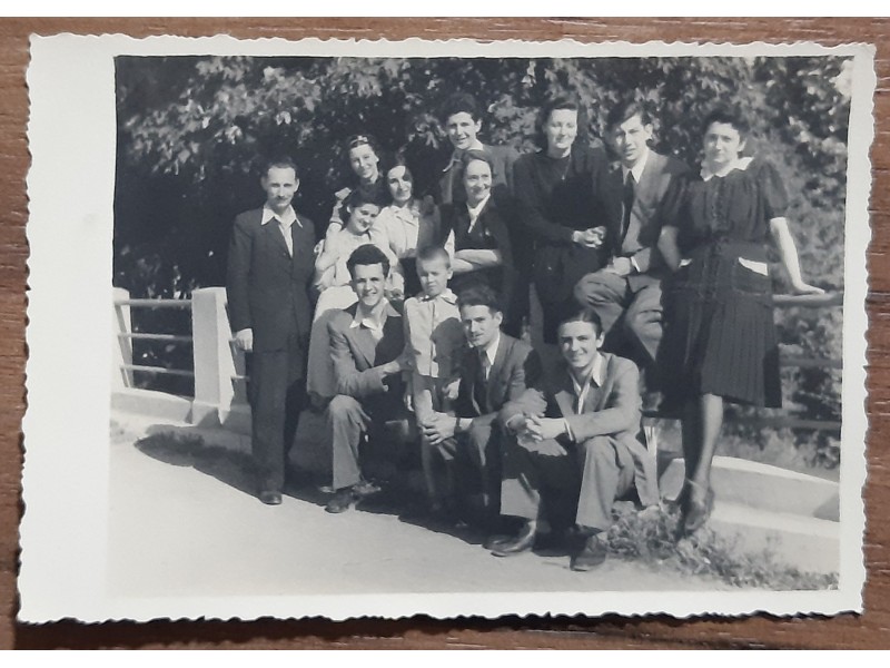 Vintage fotografija 1940-ih – Grupa prijatelja
